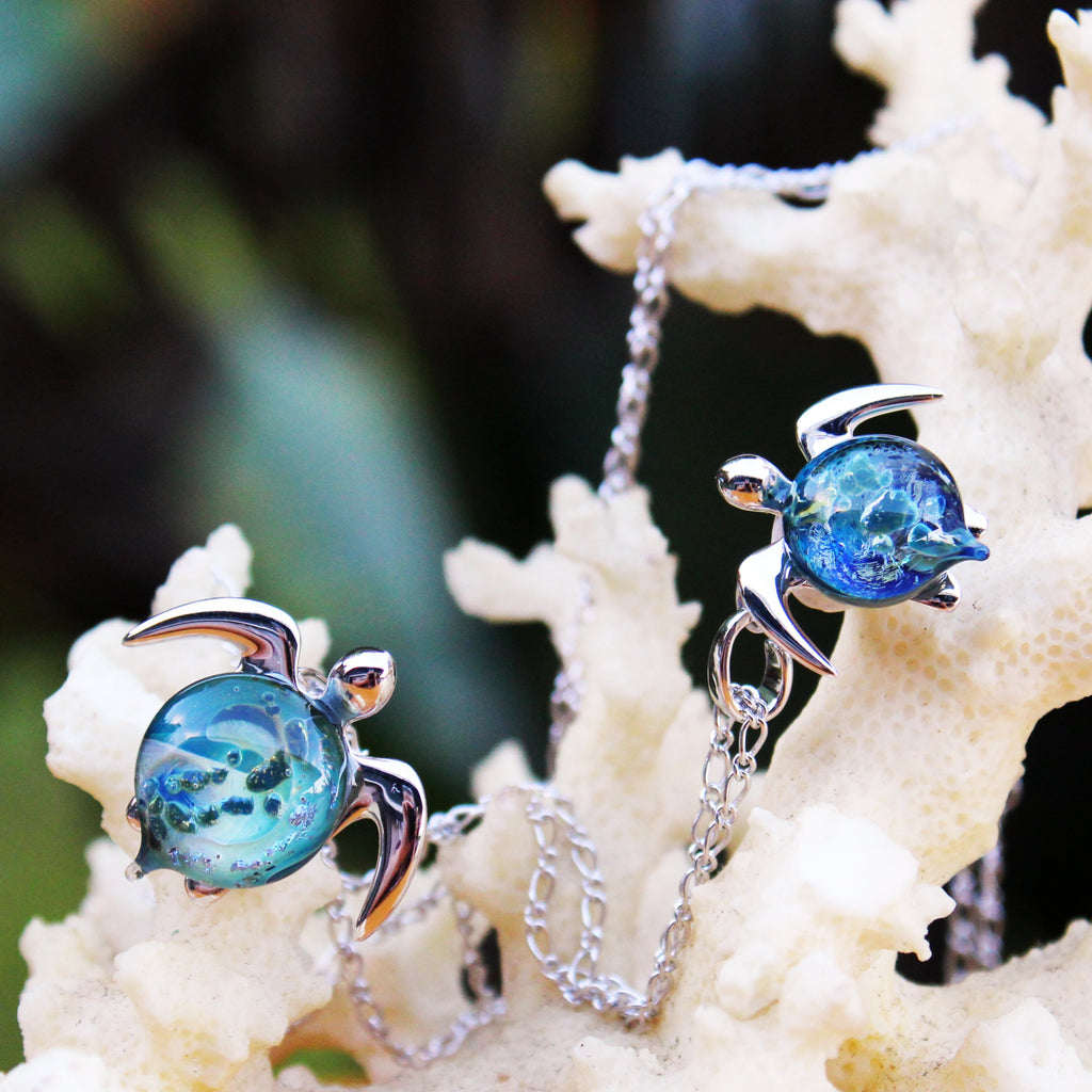 Akoni on 18" Chain – The Honu Collection